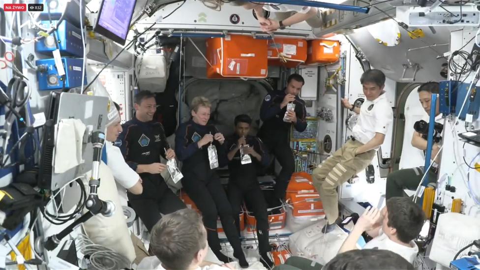 Kapsuła Dragon z polskim astronautą na pokładzie dotarła do Międzynarodowej Stacji Kosmicznej ...